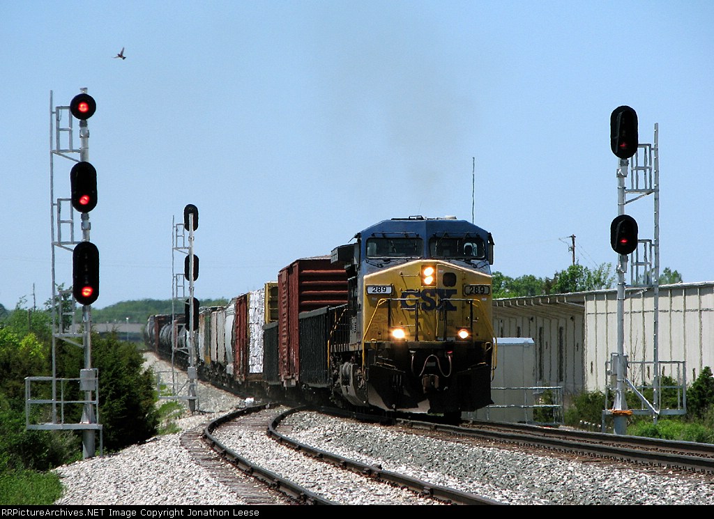 CSX 289 leads 39 cars on L326-29 past the signals and up the hill